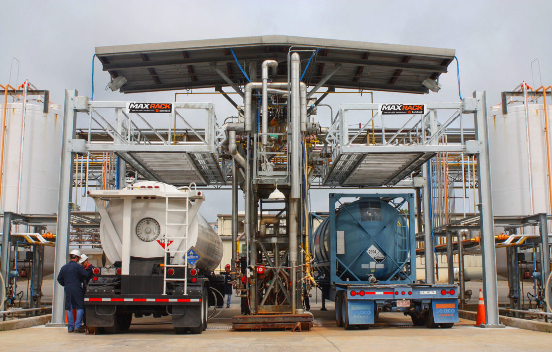 MaxRack Elevating Dual Truck Loading Platform Terminal - SafeRack